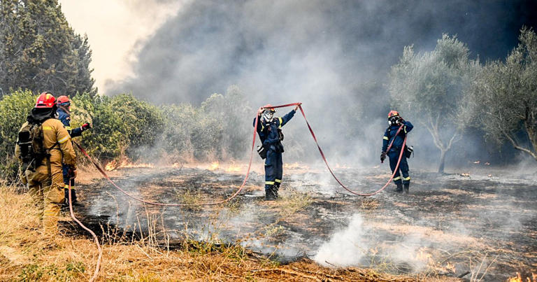 Η Δυτική Ελλάδα στις φλόγες: Εκτός ελέγχου η φωτιά στην Αχαΐα ...