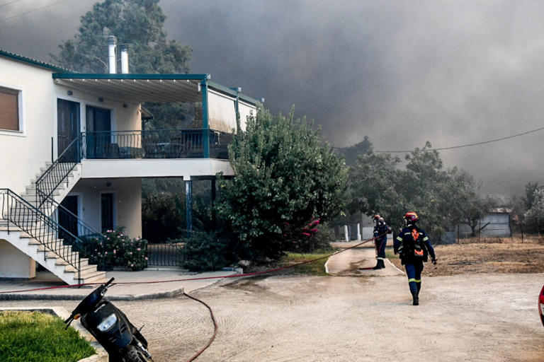 Η Δυτική Ελλάδα στις φλόγες: Εκτός ελέγχου η φωτιά στην Αχαΐα ...