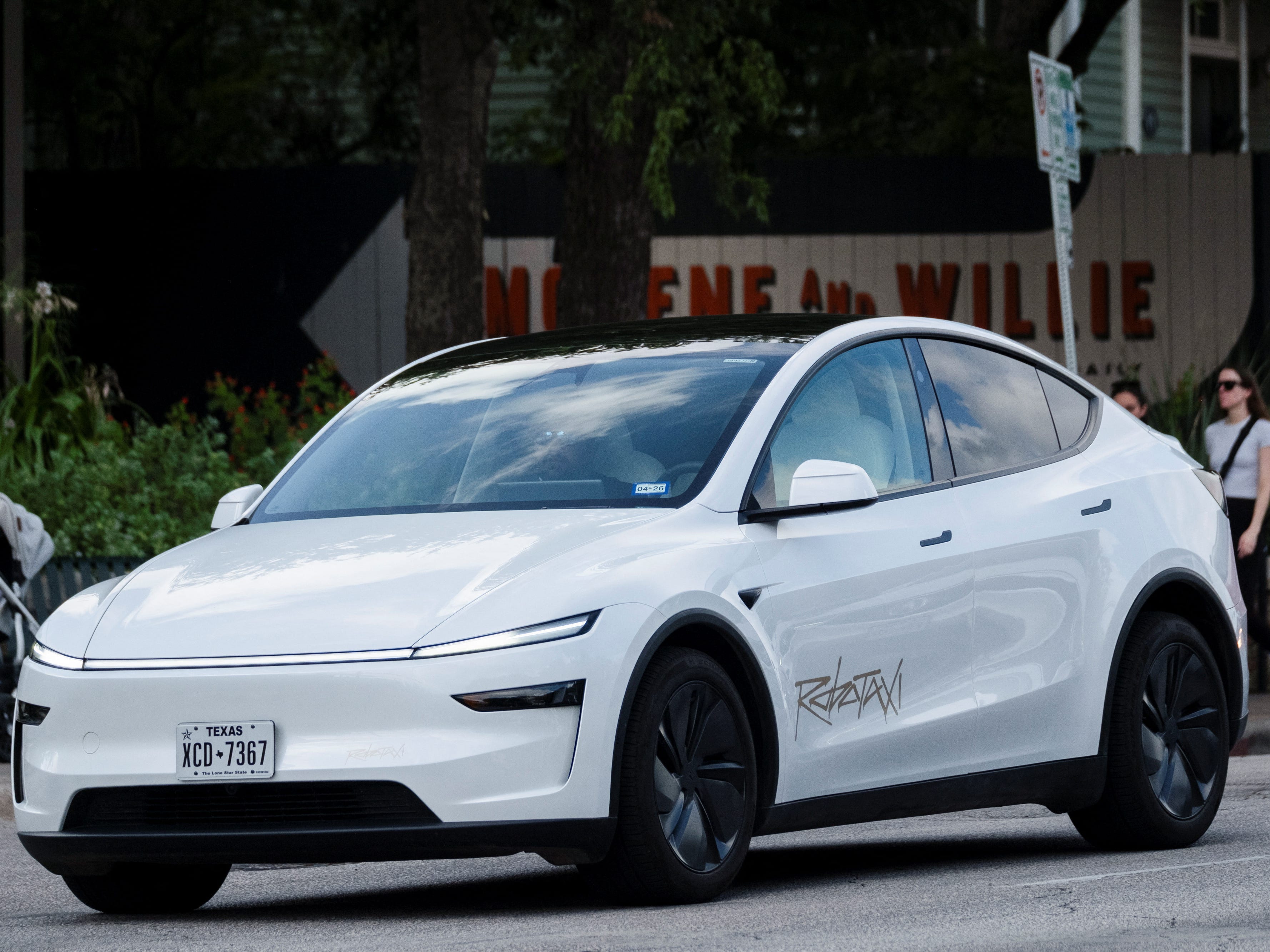 Tesla is willing to pay up to $33.66 an hour for robotaxi test ...