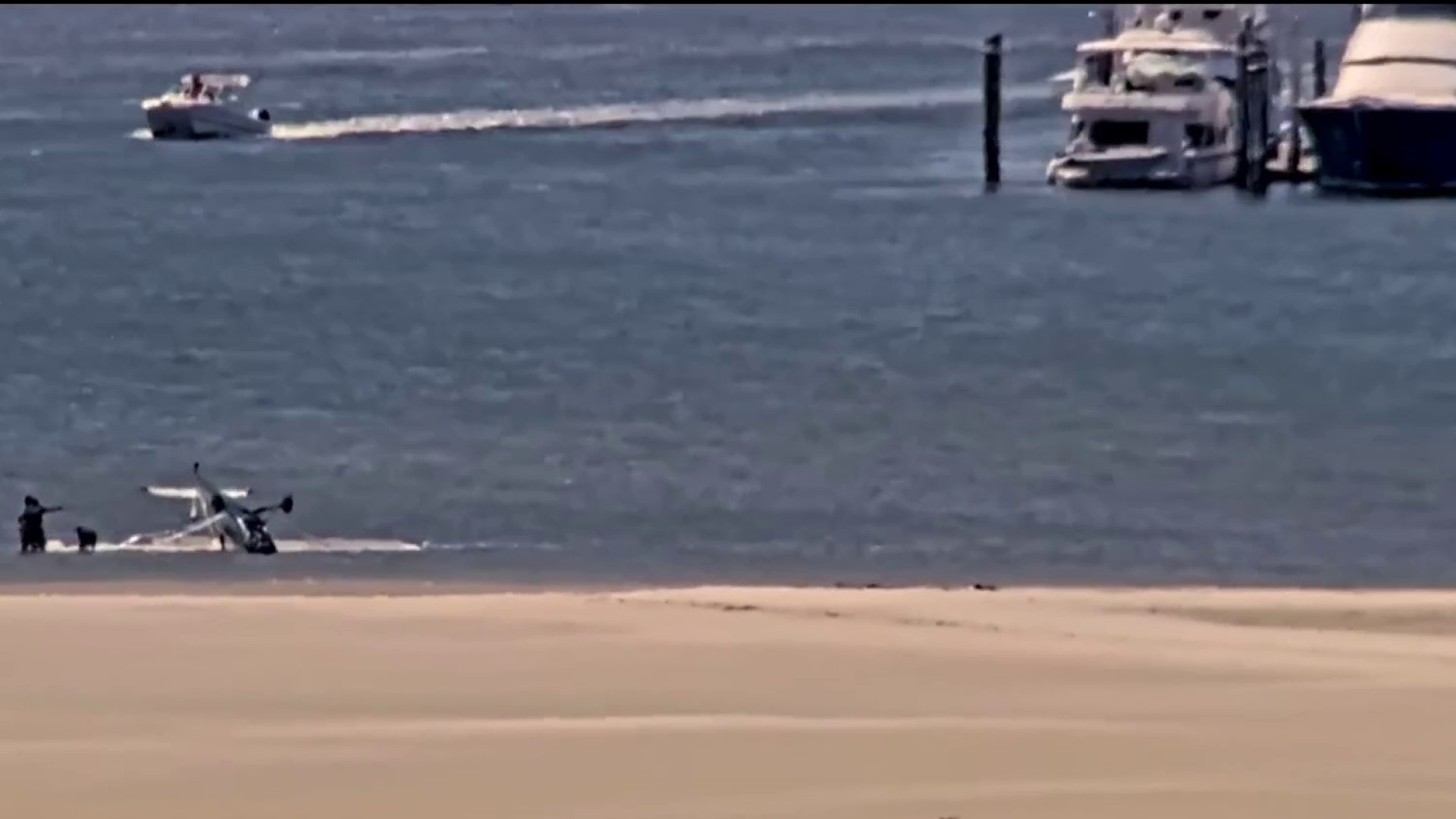 Pilot safe after banner plane splashes down on Florida sandbar