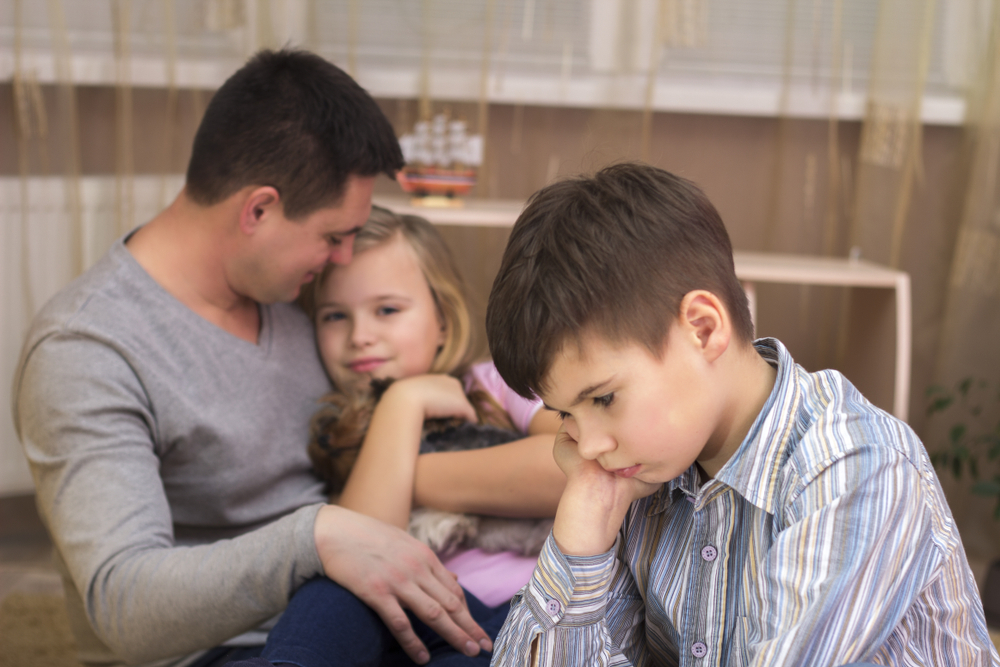 6 Signs You Were the Favorite Child and 6 Signs You Did Not Fit In
