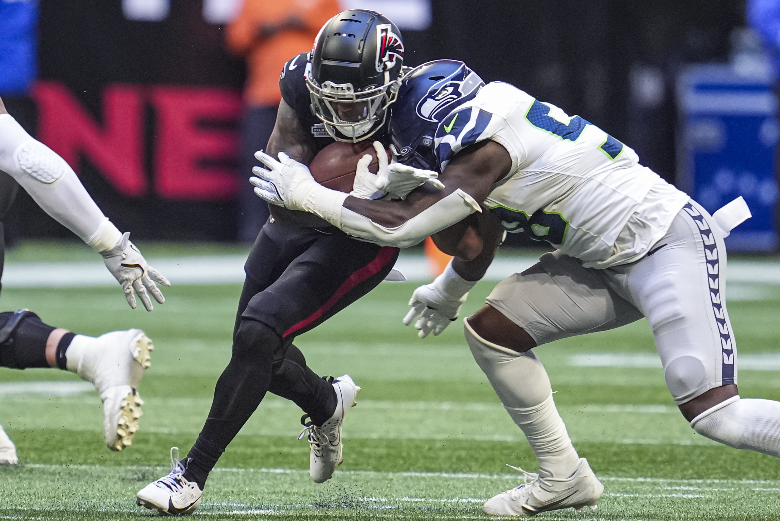 Bucs Sign 2 Free Agents, Cut QB