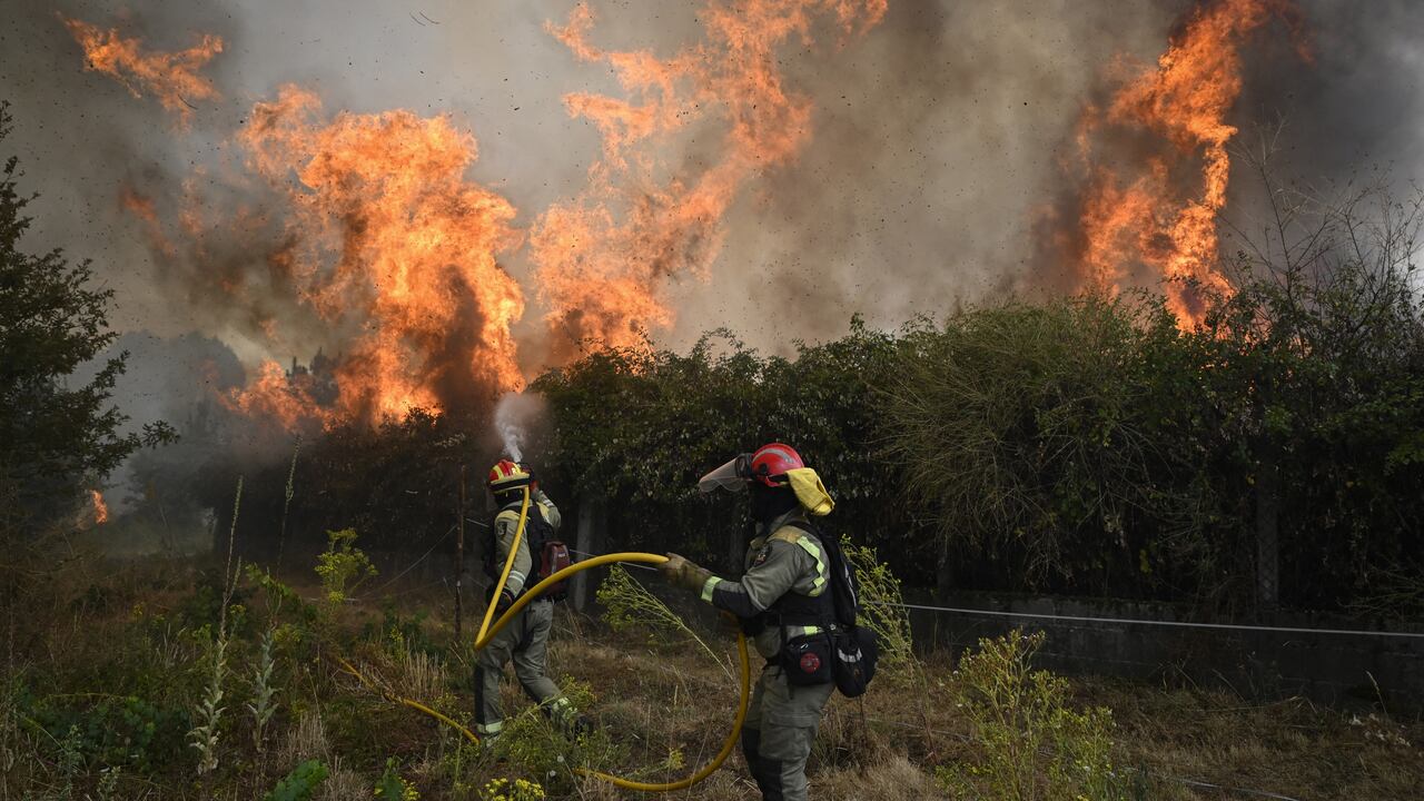 Smoke fills skies in Spain as wildfires spread