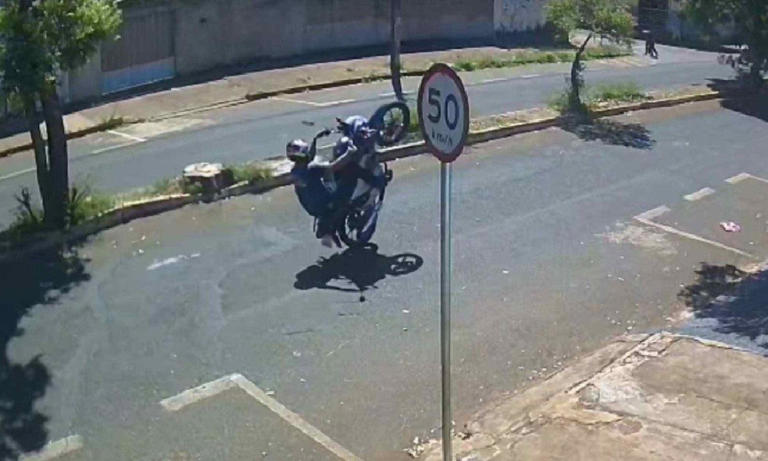 Vídeo: Idoso morre atropelado por homem que empinava moto em Uberlândia
