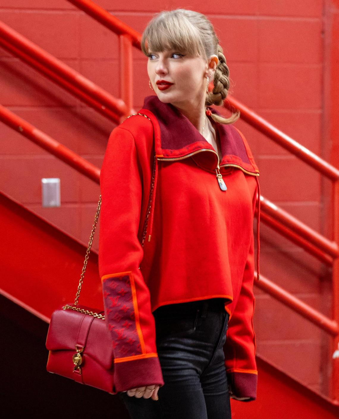 Did Chiefs fans act inappropriately around Taylor Swift on Sunday ...