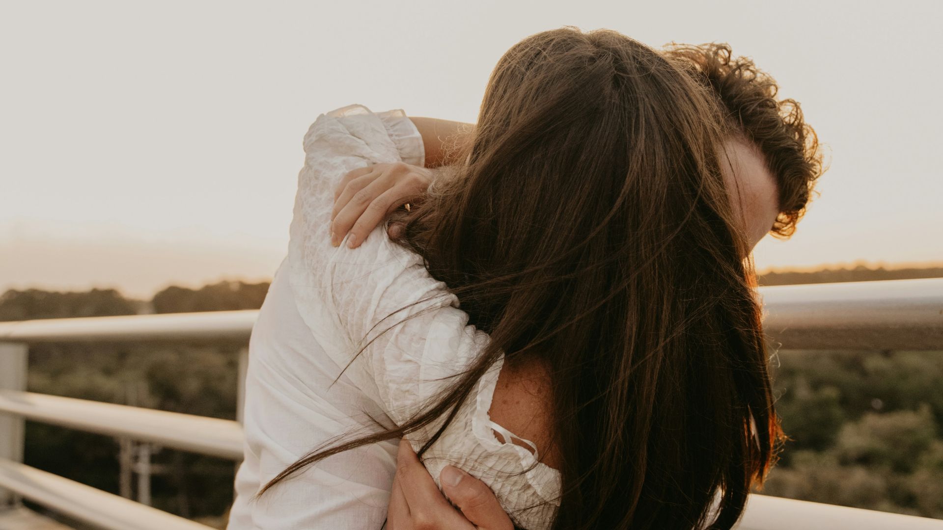 10 Mental Benefits Of Being In A Relationship & 10 Of Staying Single