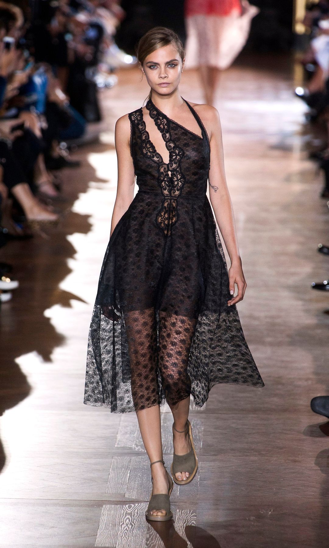 33 años de Cara Delevingne: un recorrido por su carrera y sus 'looks ...