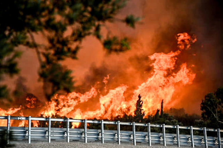 Ανεξέλεγκτη η φωτιά στην Πάτρα - Παραδόθηκαν στις φλόγες Χίος, Ζάκυνθος ...