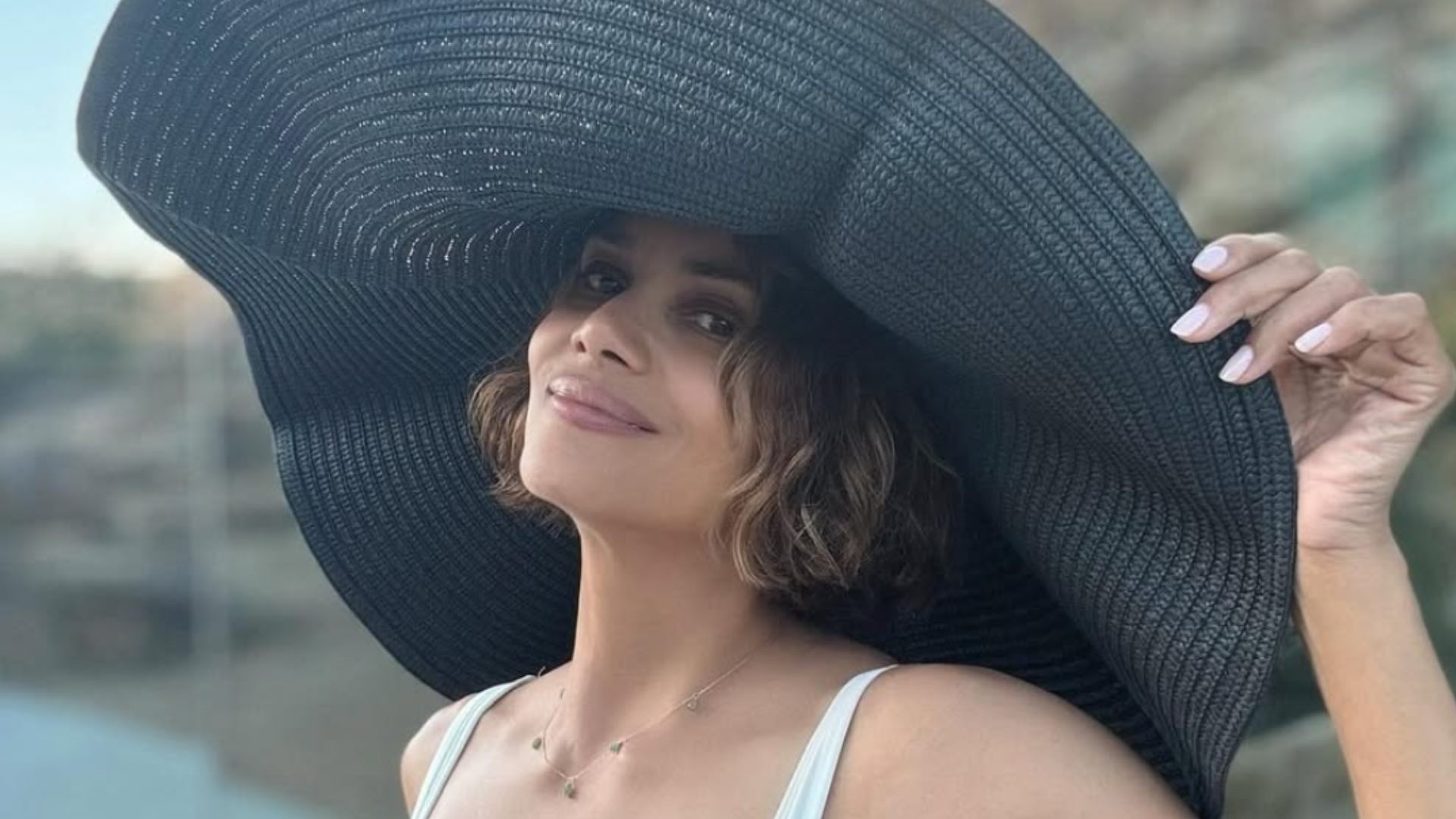 Halle Berry (58 years old) approves of this swimsuit that adapts to all ...