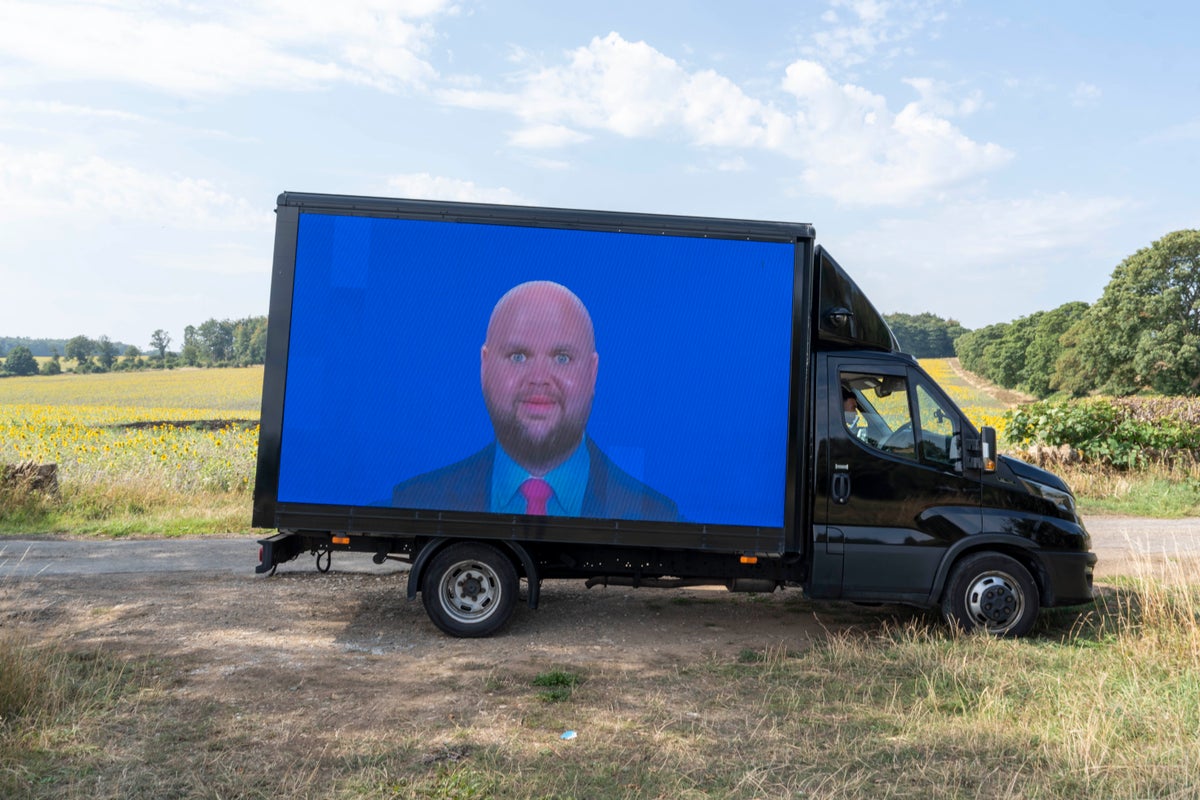 Anti-JD Vance van drives around Cotswolds as US Vice President holidays ...