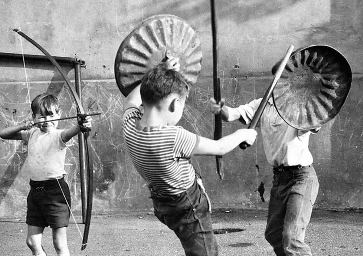 20 Photos of Kids Playing Until the Streetlights Came On