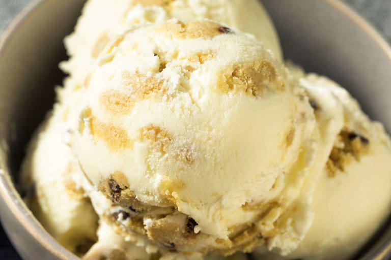 I Asked 6 Experts To Name the Best Chocolate Chip Cookie Dough Ice ...