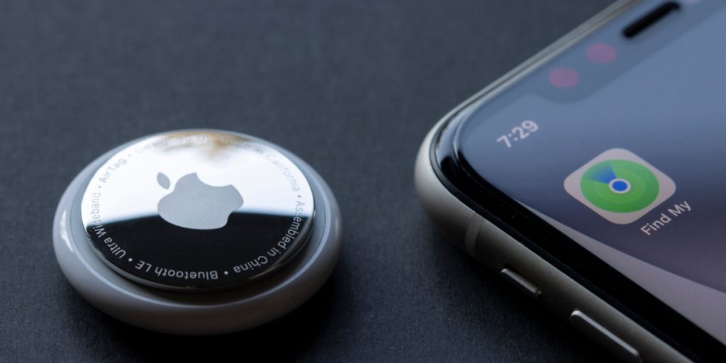 Kvinde finder tracker i bil: Så opdager hun, at forældrene er skyldige