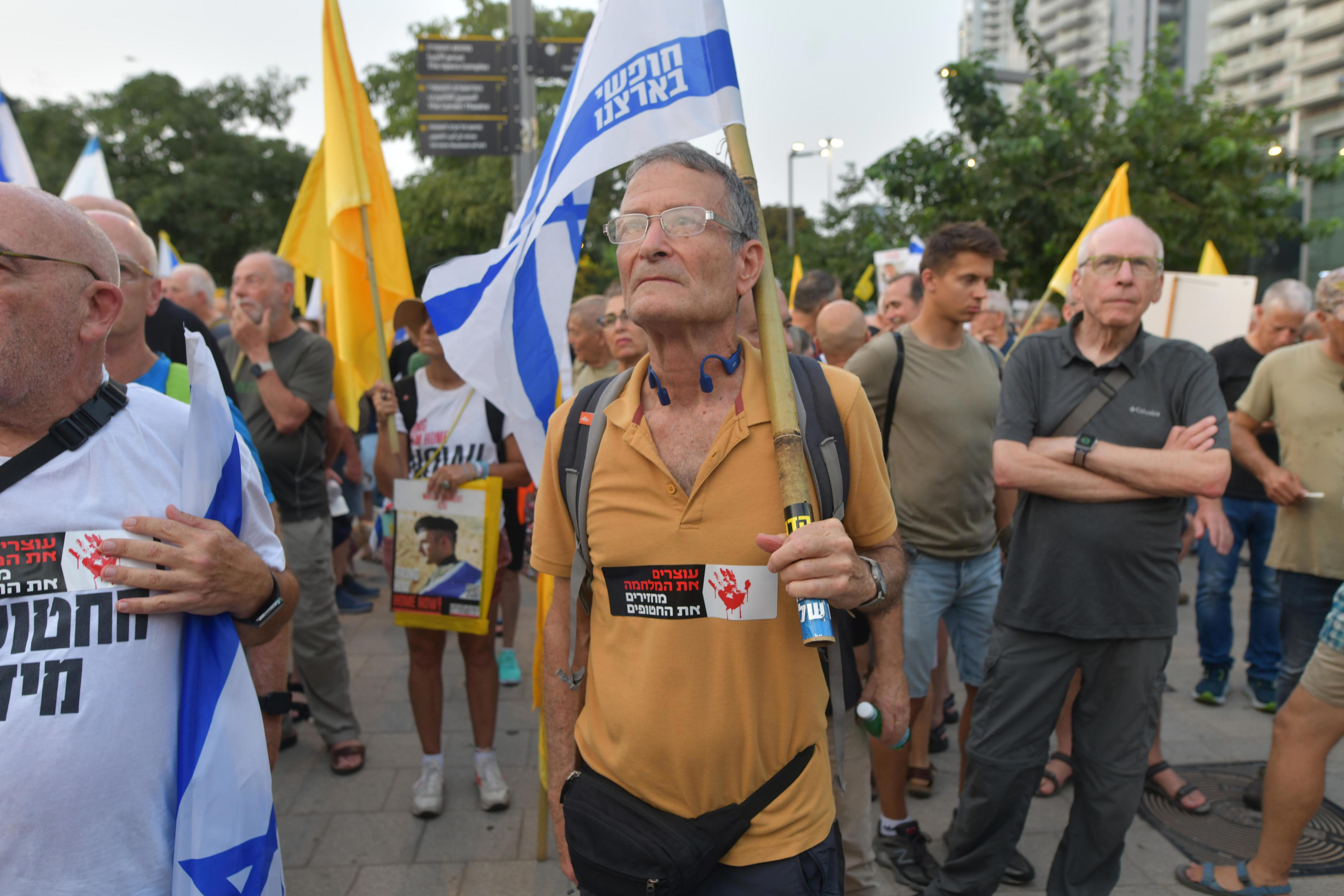 'War must be stopped': Israeli fighter pilots protest outside IDF's HQ ...