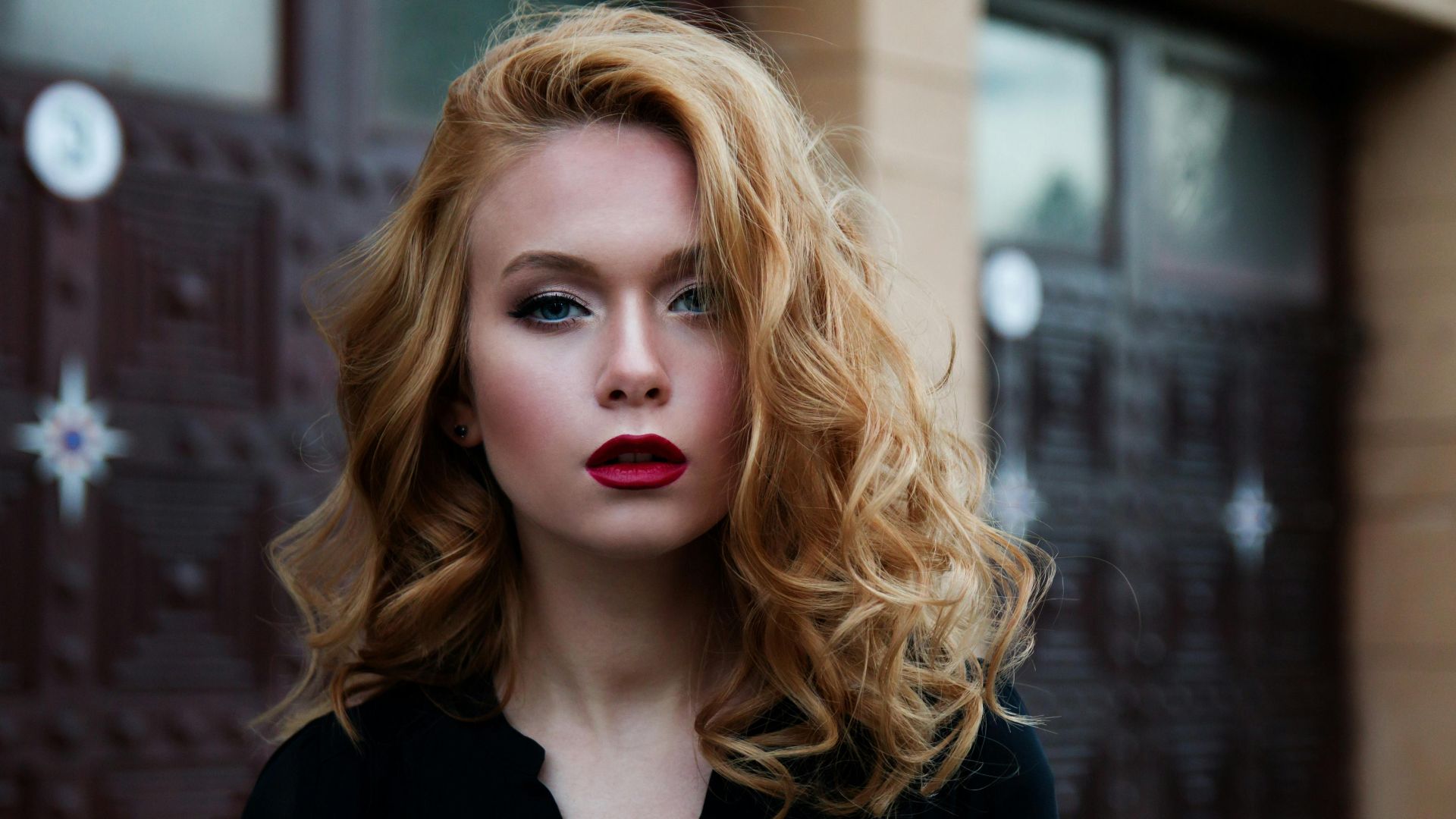 10 Tips For Creating A Fierce Makeup Look & 10 For A Gentle One