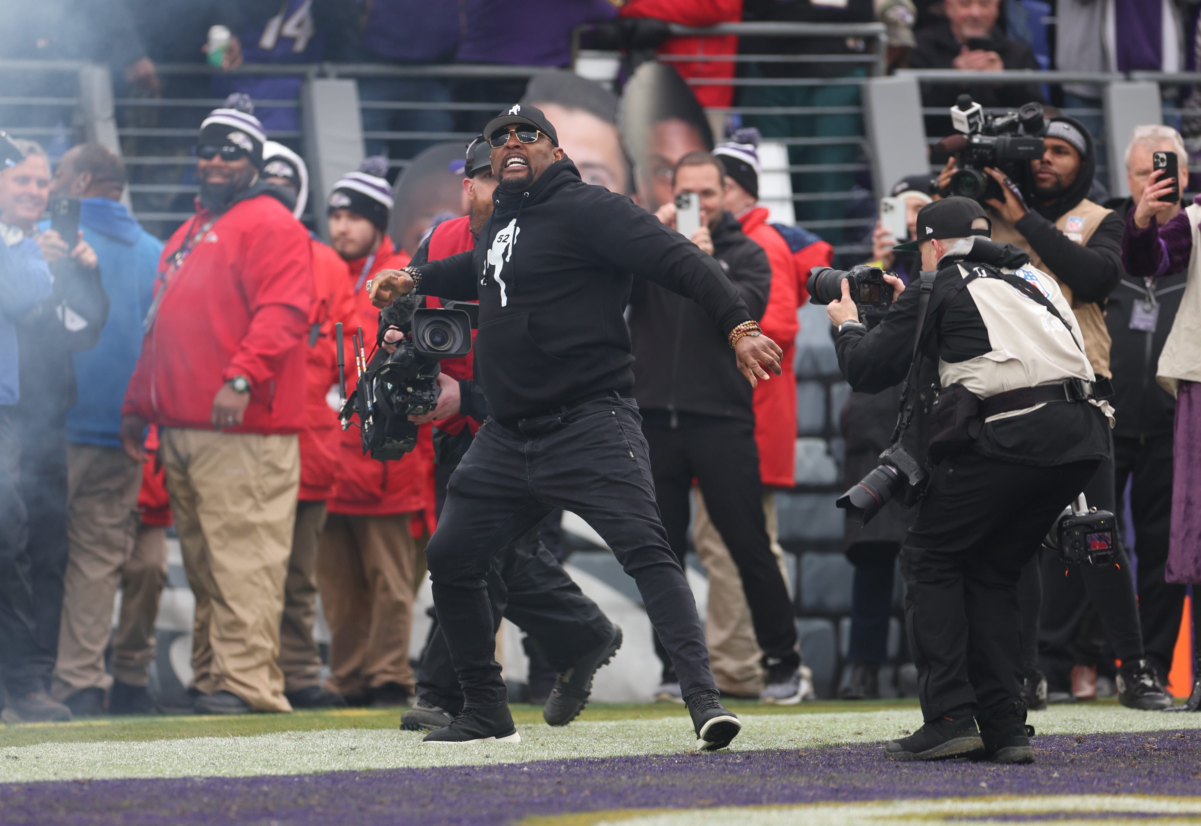 WATCH: Ray Lewis, Michael Phelps delivery strong words of motivation to ...