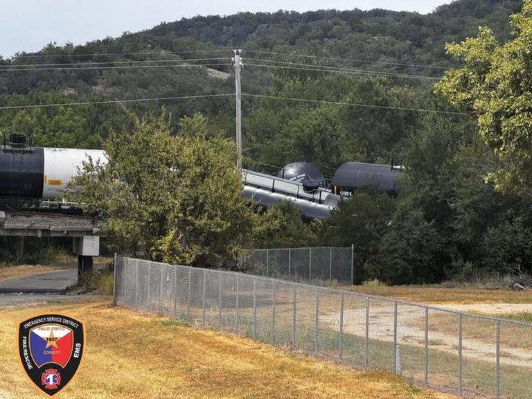 35 train cars derail in Palo Pinto County hazmat incident; no injuries ...