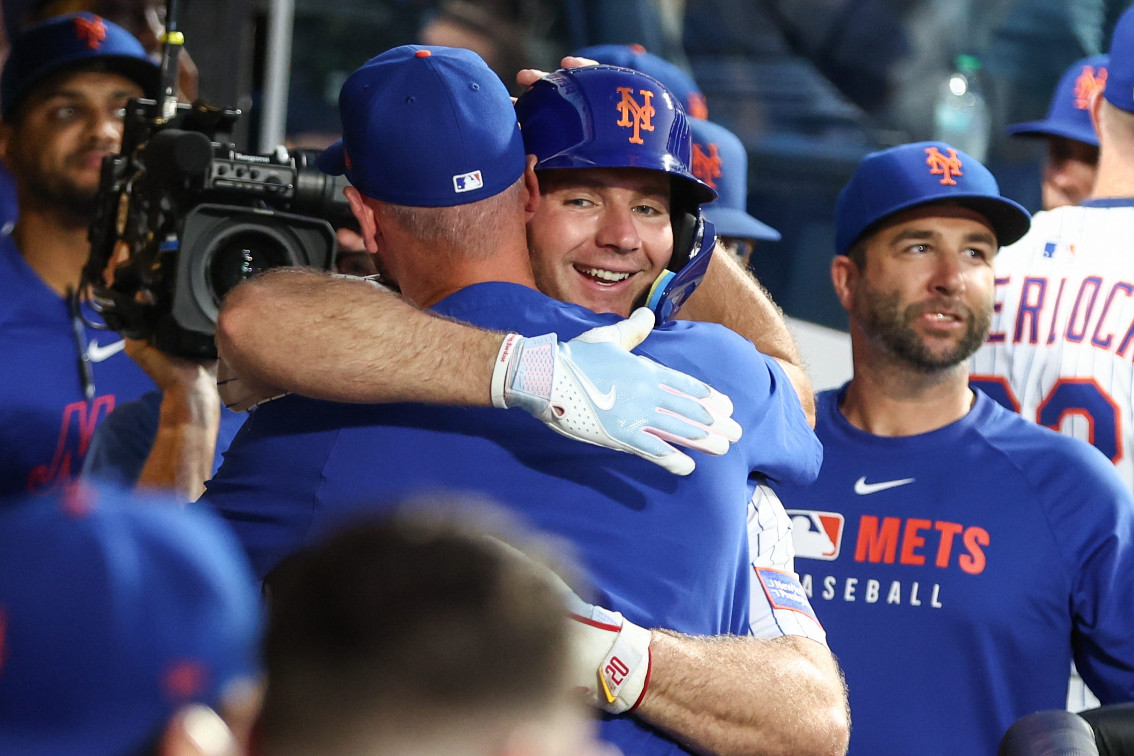 Pete Alonso pays back Mets loyalty, breaks home run record in iconic moment