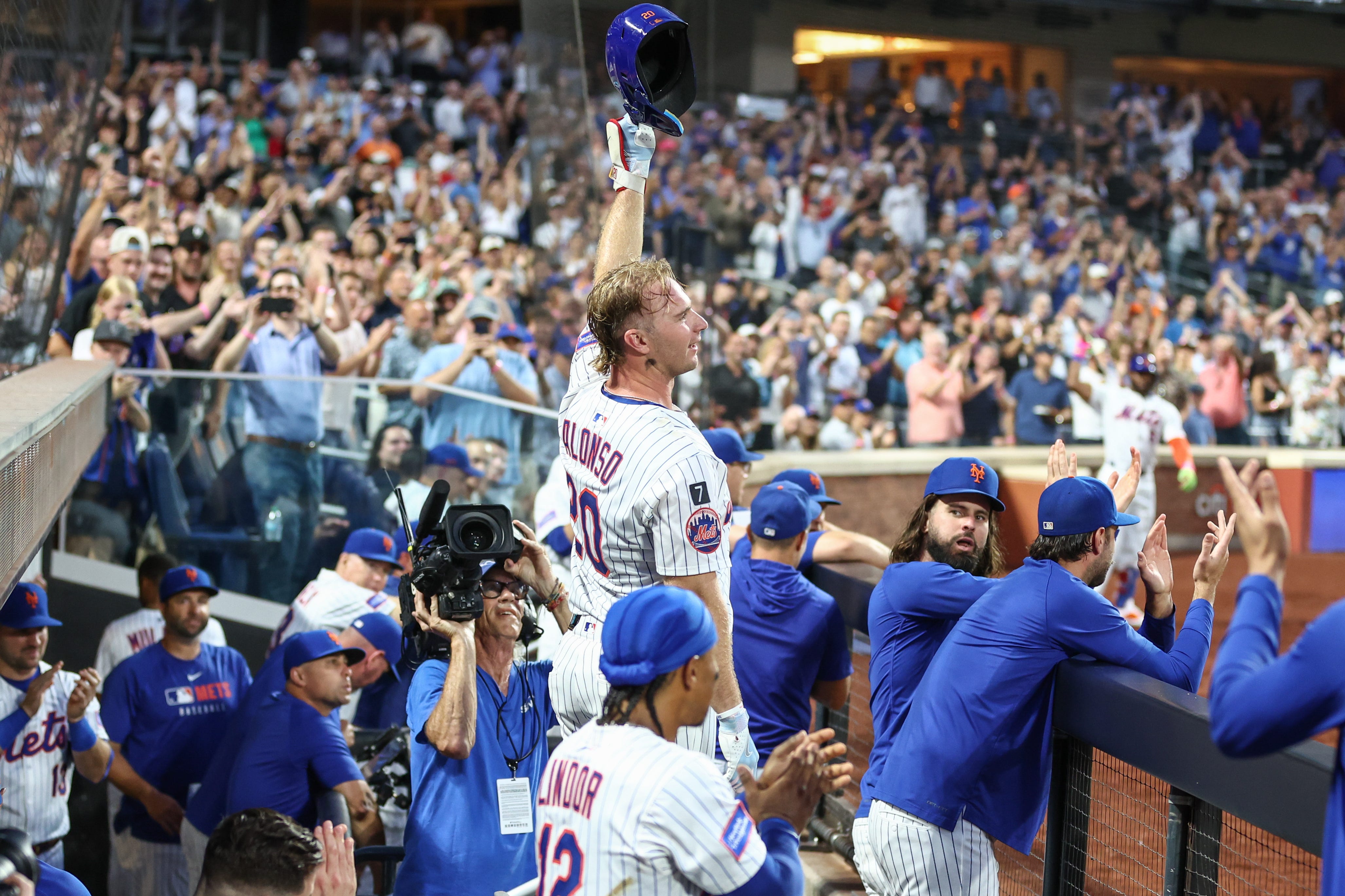 Pete Alonso pays back Mets loyalty, breaks home run record in iconic moment