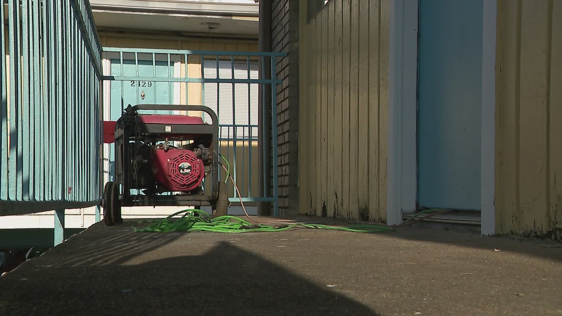 Pasadena apartment residents cope with extended power outage in extreme ...