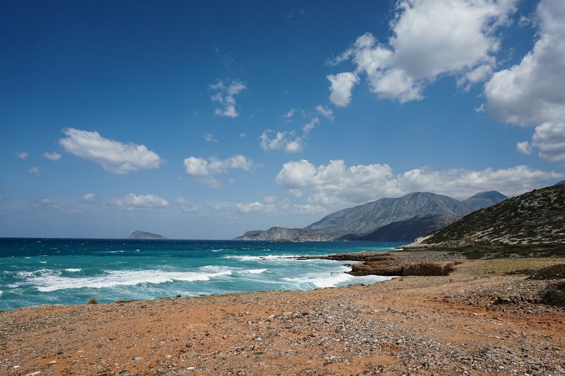 Ο καιρός σήμερα: Βελτιώνονται οι άνεμοι - Υποχωρούν τα 40άρια στα δυτικά