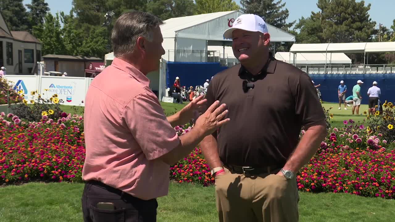 Don Nelson talks to Jason Gore at the Albertsons Boise Open