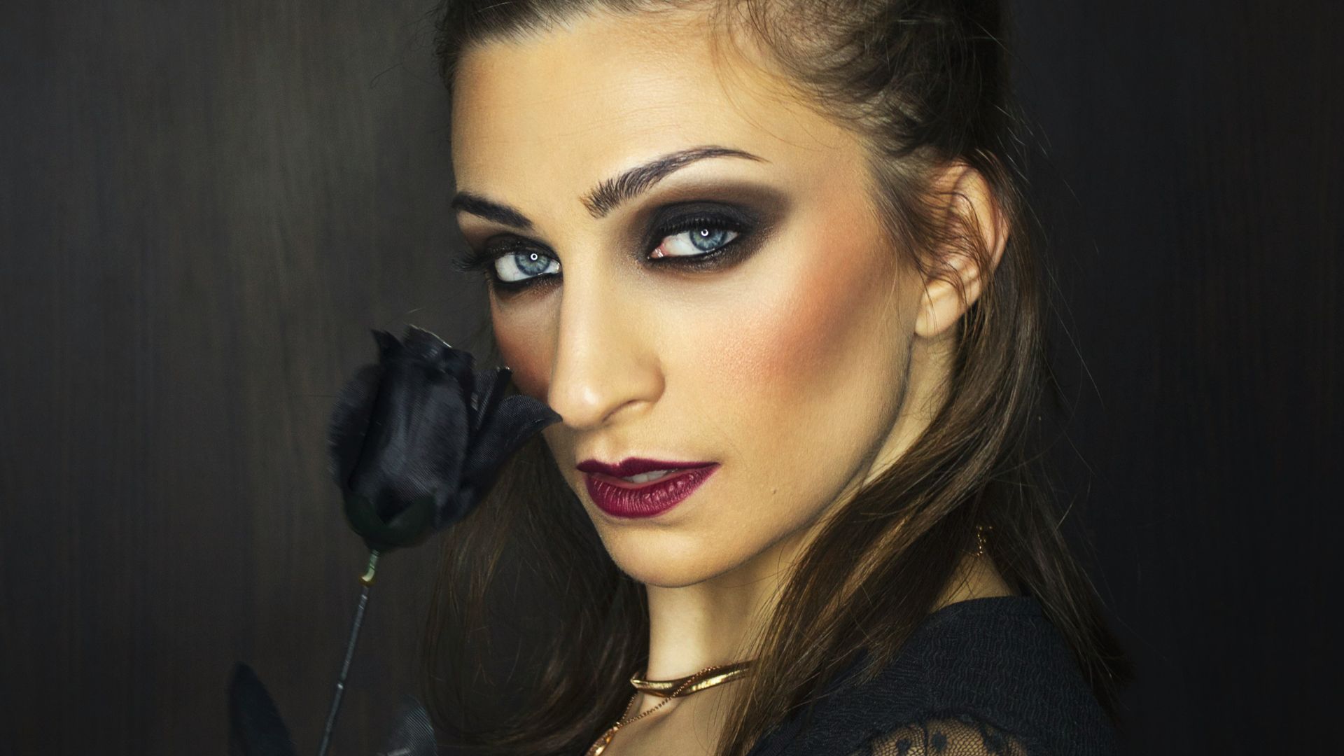10 Tips For Creating A Fierce Makeup Look & 10 For A Gentle One