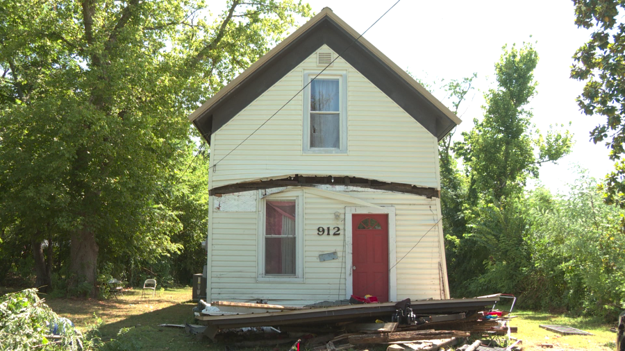 Car hits Carthage house after crash