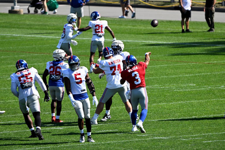 Russell Wilson helps Giants find resiliency after slow joint practice start