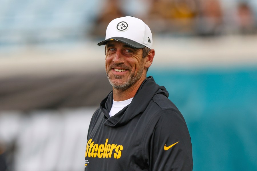 Aaron Rodgers avoids injury, finishes practice