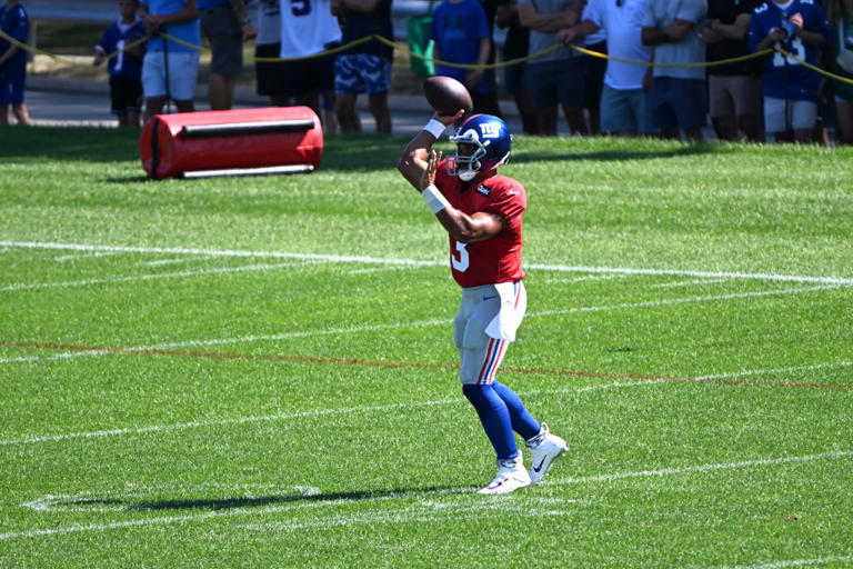 Russell Wilson helps Giants find resiliency after slow joint practice start