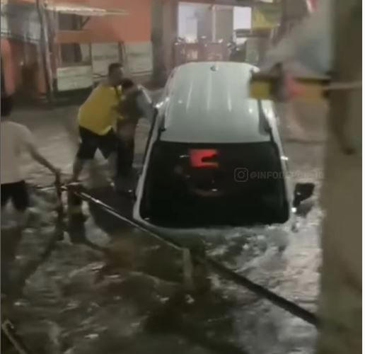 Mesin Sampai Dasbor Xpander Cross Basah Kuyup, Sopir Tak Bisa Bedakan Jalan dan Selokan