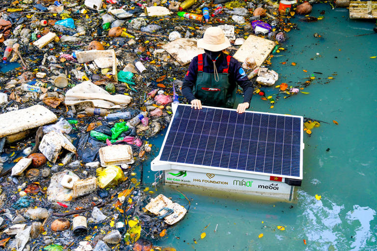 Xem robot vớt rác trên kênh Hy Vọng