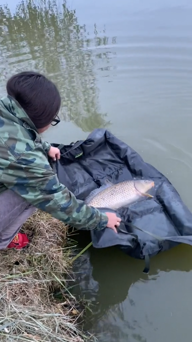 Unbelievable Catch on Camera – This Fishing Moment Went Viral!