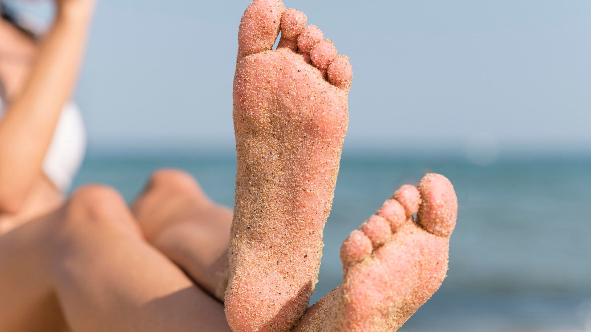 This woman found the perfect trick to remove sand from your feet at the ...