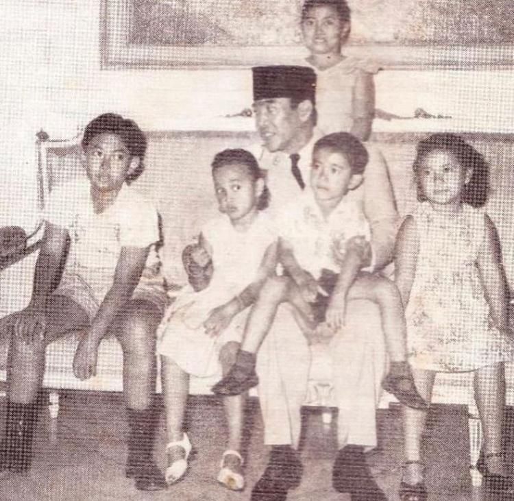 Torehkan Sejarah, 13 Potret Lawas Soekarno dan Fatmawati di Masa Lalu