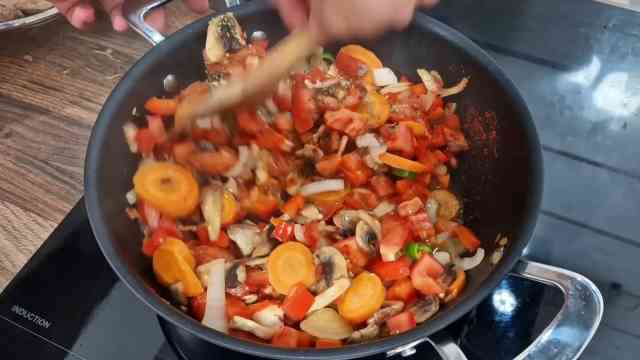 Das Rezept wird alle überraschen, Hähnchenschenkelfilet mit Reis ...