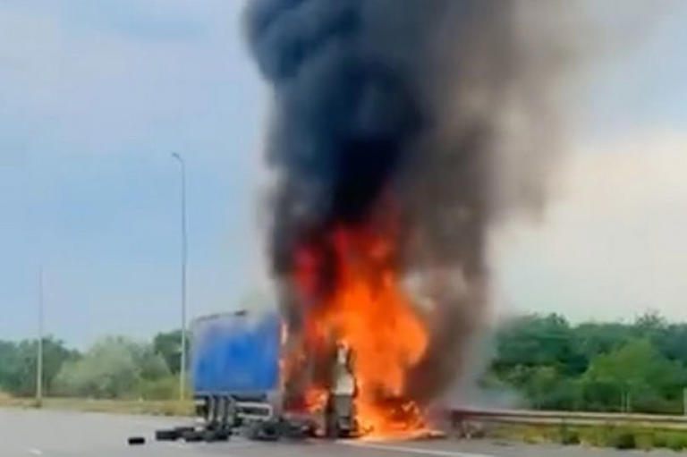 M25 major incident as truck goes up in flames and fire rips across motorway