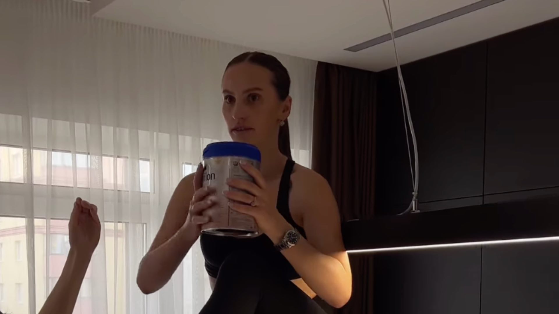 Sigue una tendencia de TikTok… y termina con una columna rota