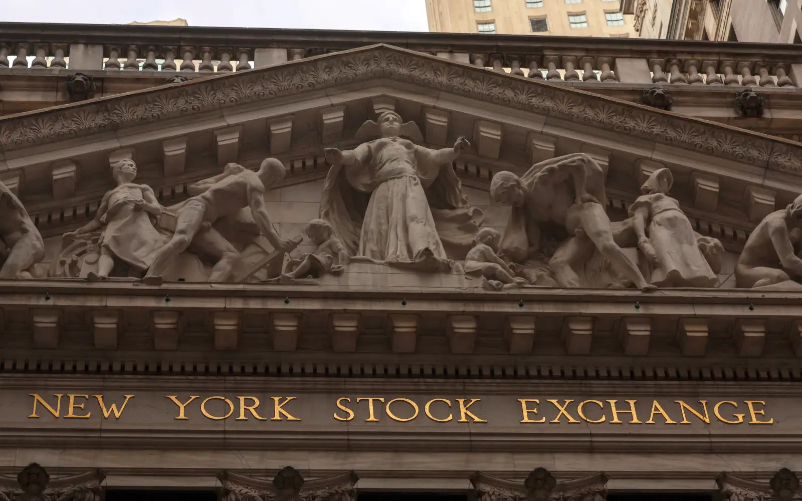 Wall Street falls with JPMorgan, credit card companies