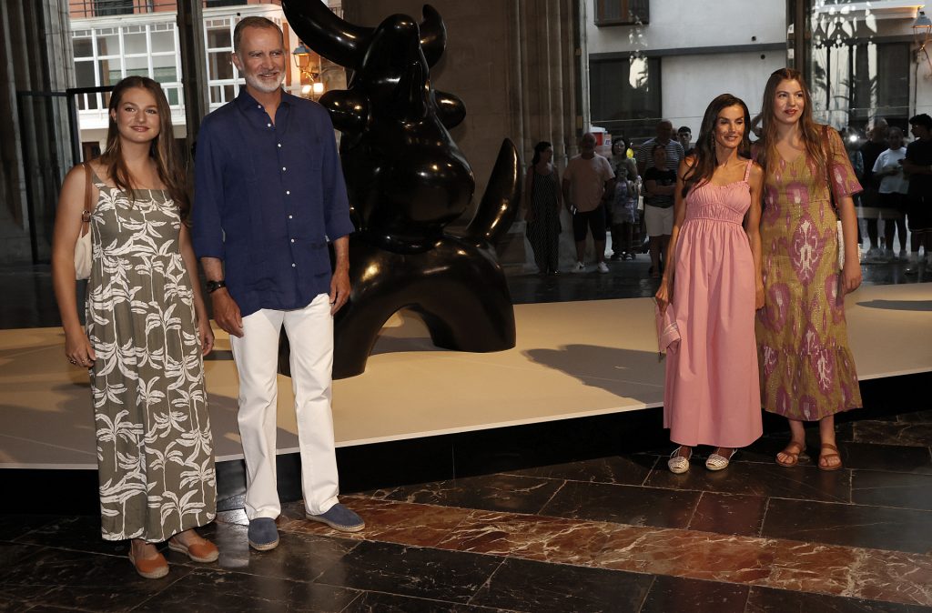 Así fue la visita sorpresa de los Reyes y sus hijas a la exposición ...