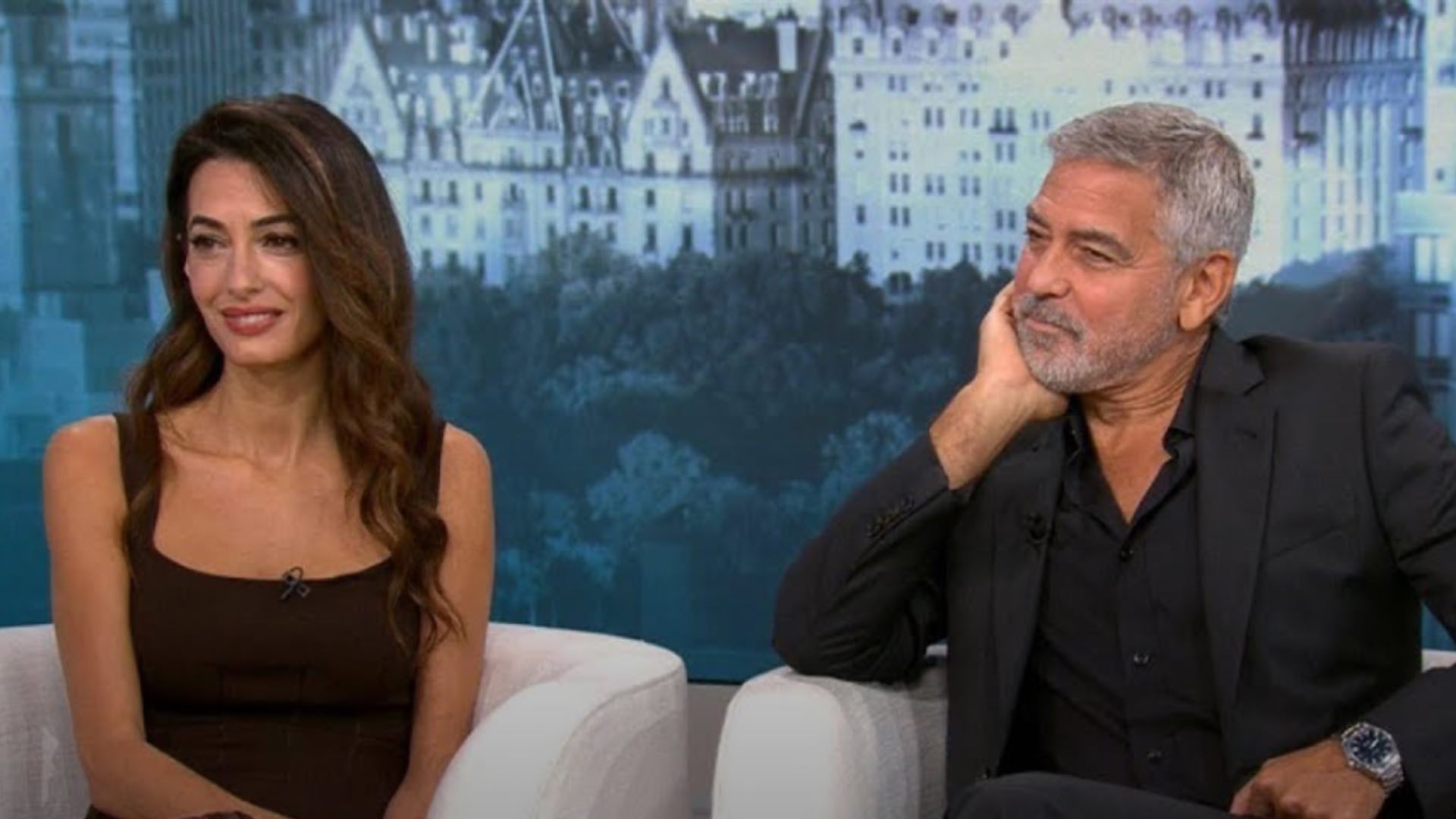 Sublim i en slidskjole sætter Amal Clooney Comos gader i brand