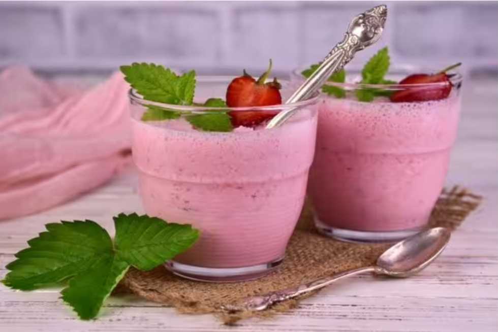 للتغلب على الموجة الحارة.. طريقة عمل آيس لاتيه الفراولة (فيديو)