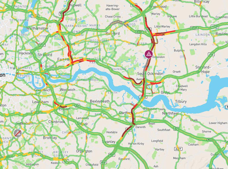 M25 shut near Lakeside as lorry fire causes chaos