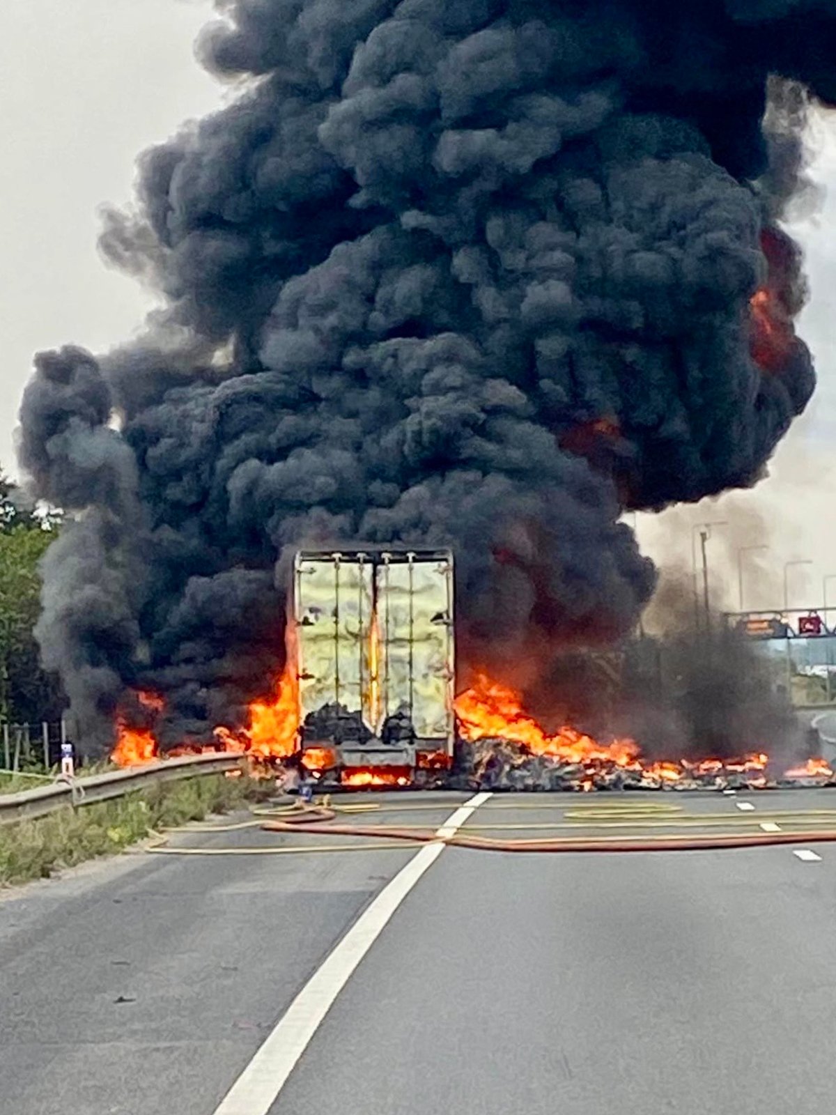 M25 traffic updates: Motorway closed with long delays due to huge lorry ...