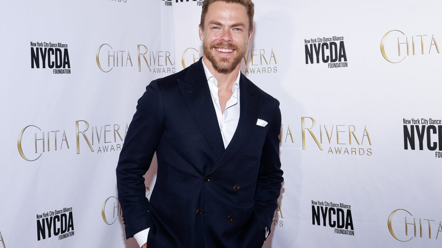 Derek Hough to Replace Billy Bush as New Host of ‘Extra’