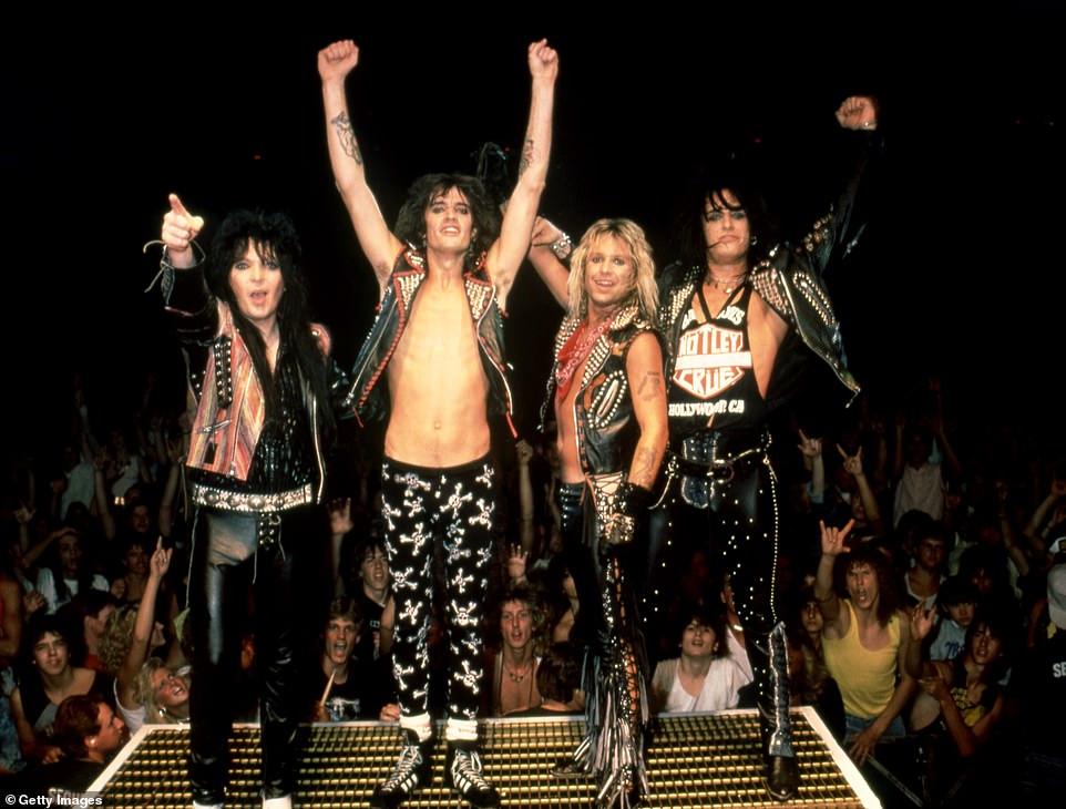 Motley Crue's Vince Neil sparks health concerns with stiff performance