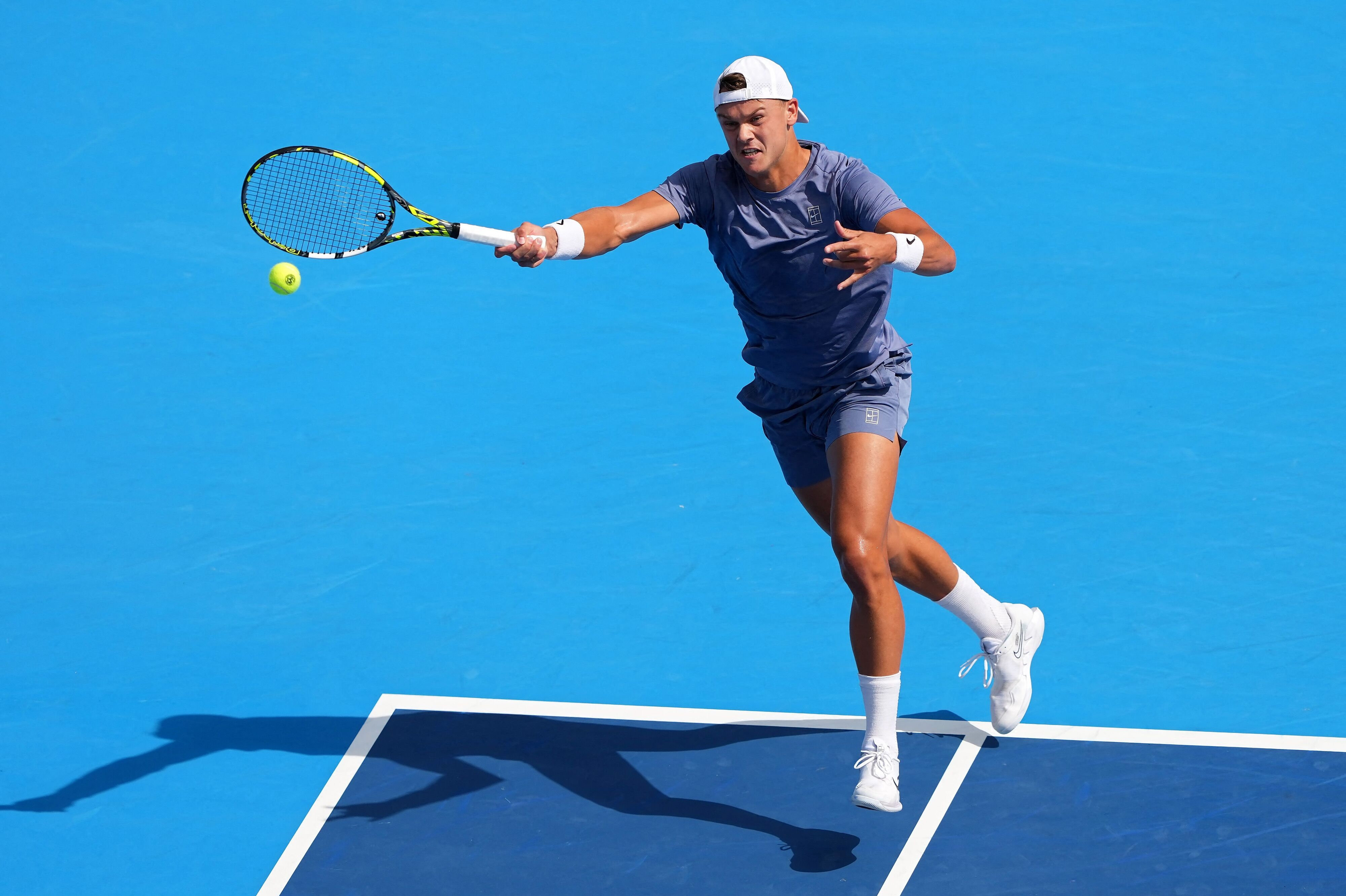 Holger Rune avancerer på bekostning af smerteramt amerikaner