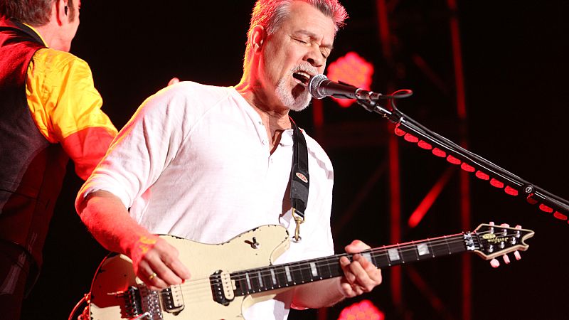 La guitare Kramer emblématique d'Eddie Van Halen, datant de 1982, mise ...