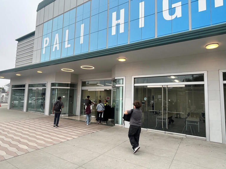 Pali High students head back to school at temporary campus